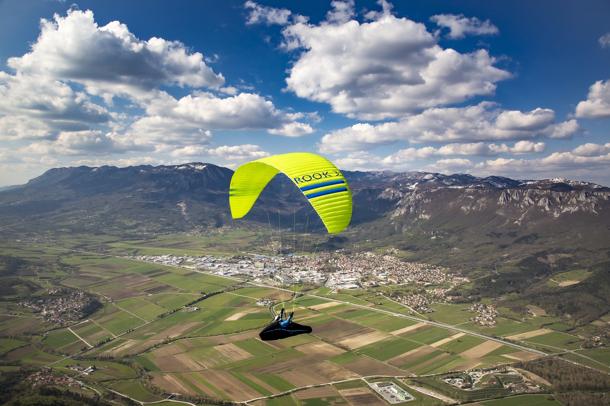 Paragliding vs. Skydiving: What’s the Difference? - ADRIAFLY